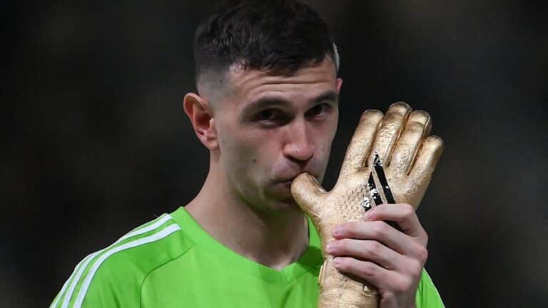 Bandera gigante en homenaje a Dibu Martínez en Aston Villa tras ser elegido el mejor arquero